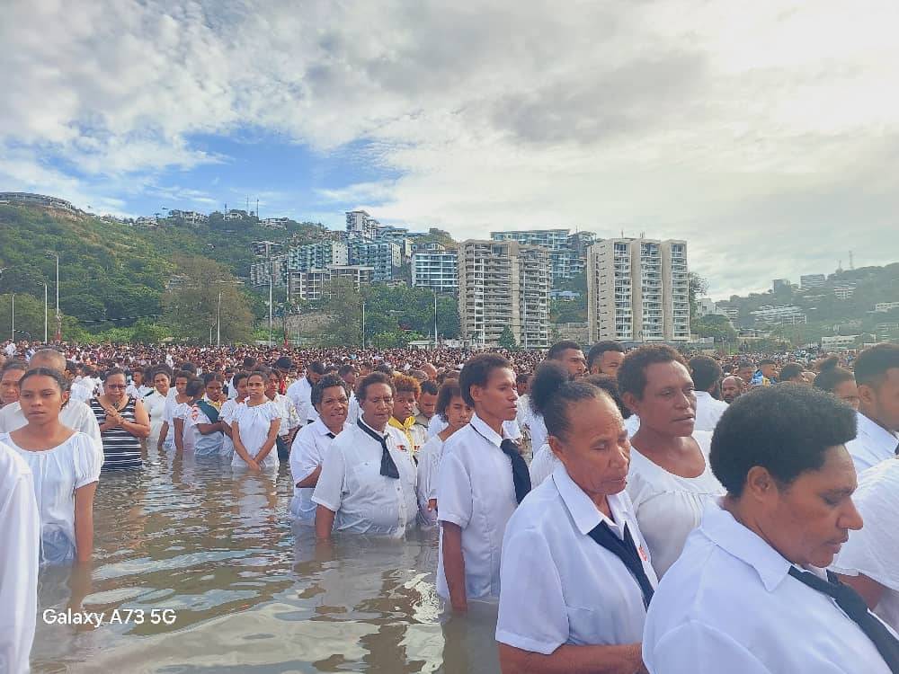 'Wonder van God!' 300.000+ mensen gedoopt in Papoea-Nieuw-Guinea - Revive