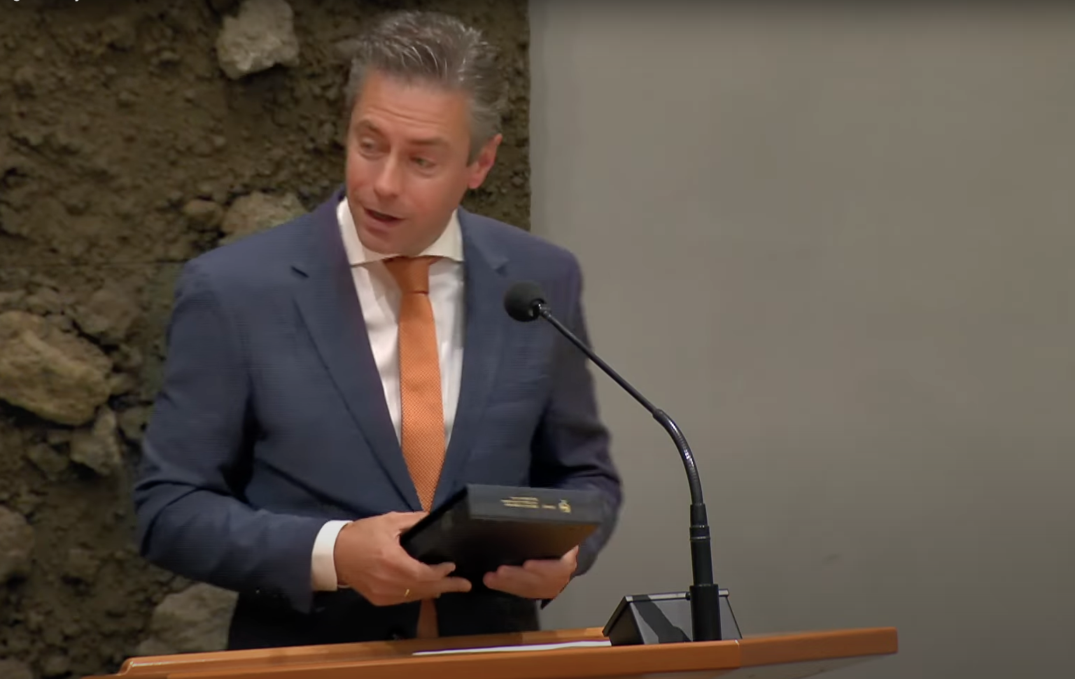 Premier Schoof neemt met veel dankbaarheid bijbel in ontvangst van ...