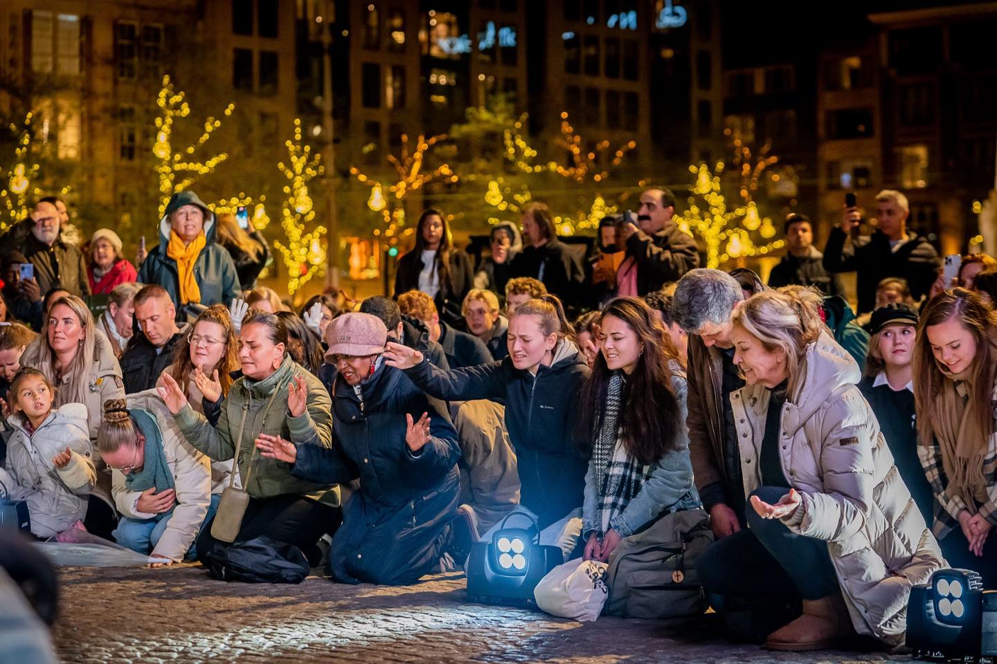 Hotspot van rellen in Amsterdam nu gevuld met aanbidding: "Alleen Jezus ...